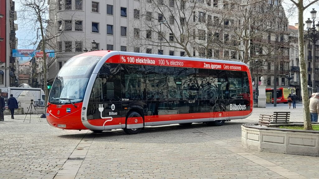 Llega el nuevo diseño de Bilbobus a Bilbao: de formas redondeadas y de ...