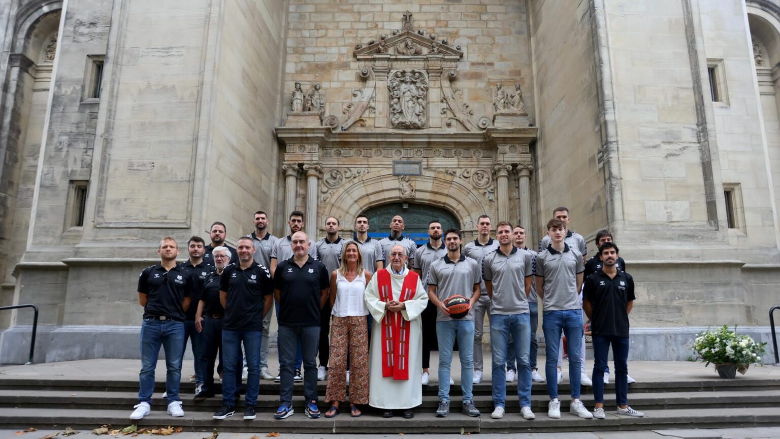 El Surne Bilbao Basket cumple con la tradición de visitar la Basílica ...