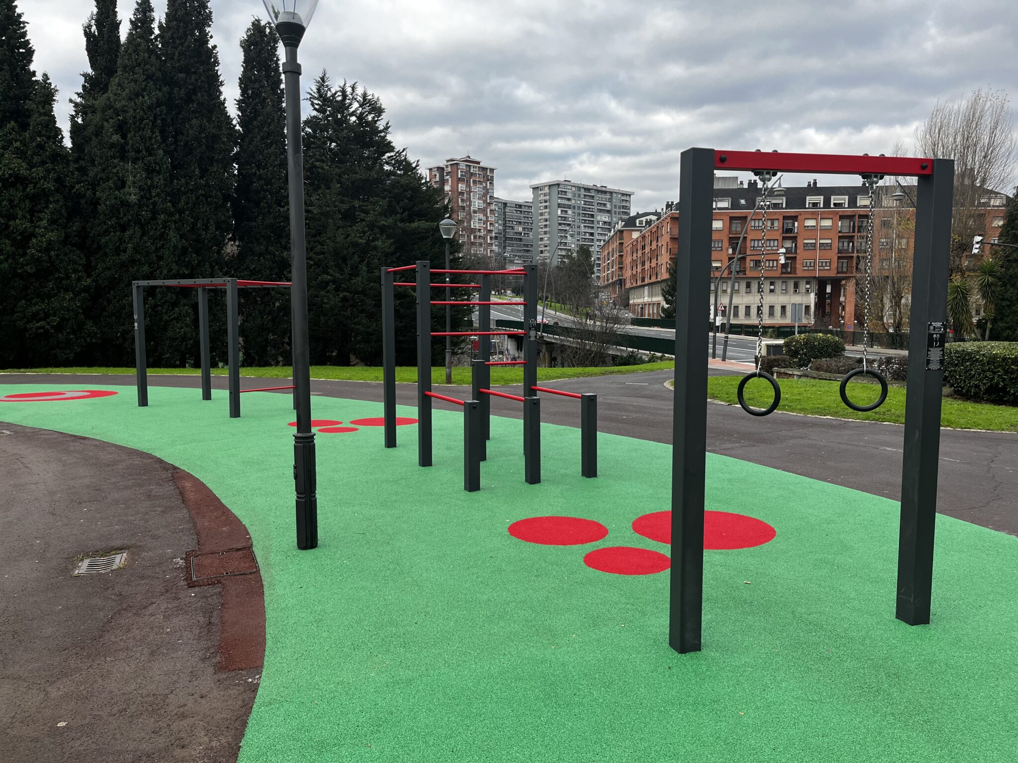 Te enseñamos el nuevo parque de calistenia de Txurdinaga