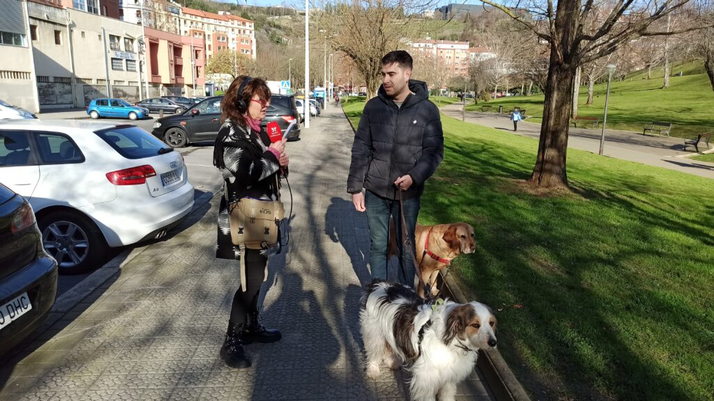 Cita con un "paseador profesional": "Hay que educar y ganarse la ...