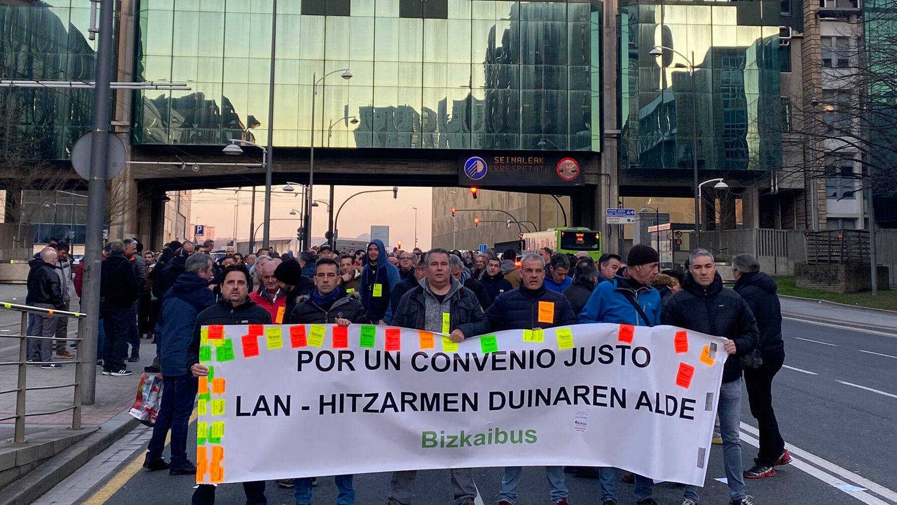 La huelga de Bizkaibus no cesa: "Llegaremos hasta el final, la fuerza ...
