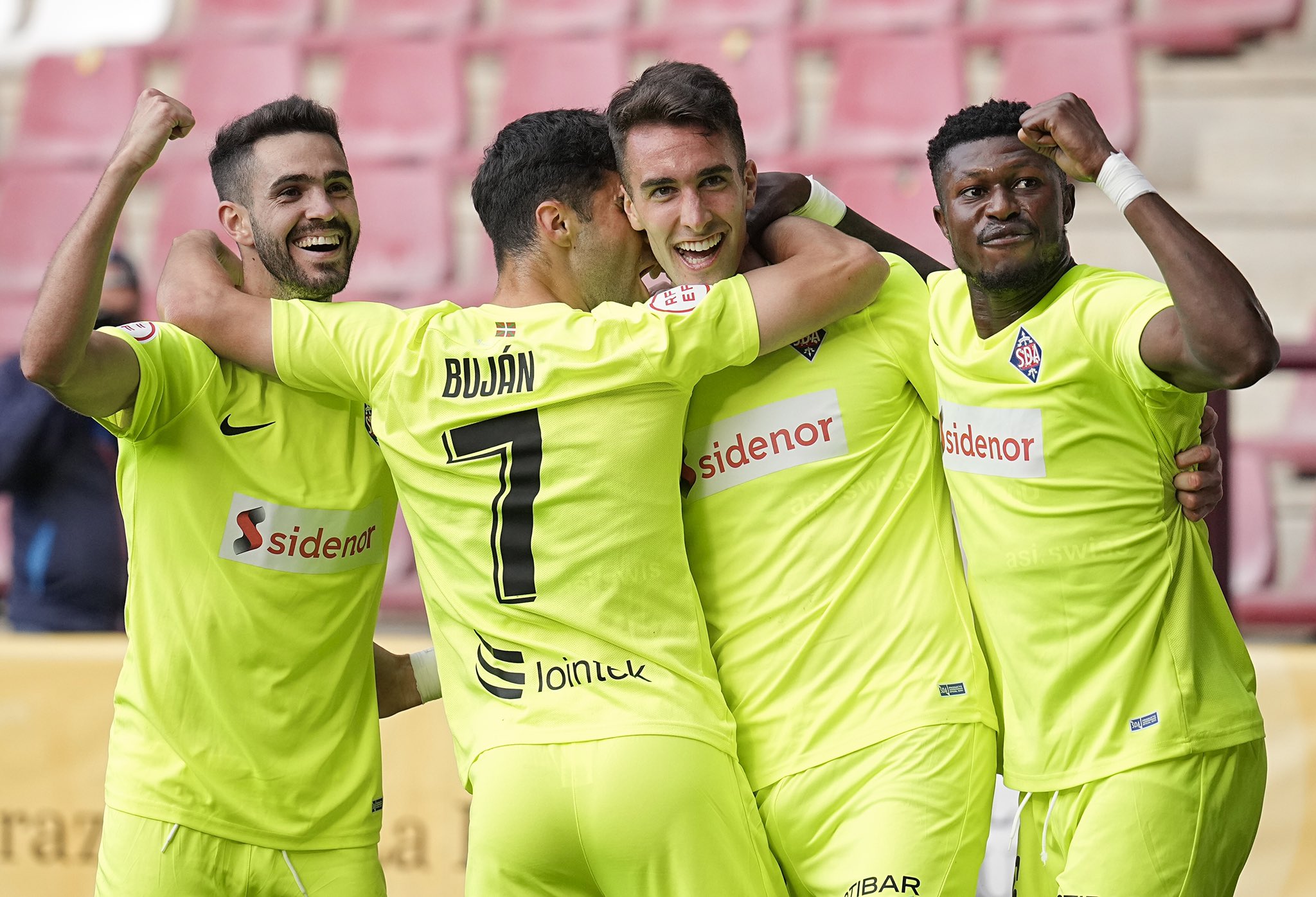 Ewan Urain: "Estaría bien jugar con el Amorebieta en Segunda"