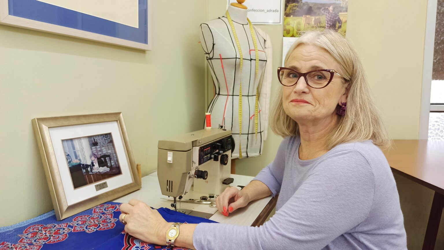 Cien años entre hilos, agujas y máquinas de coser