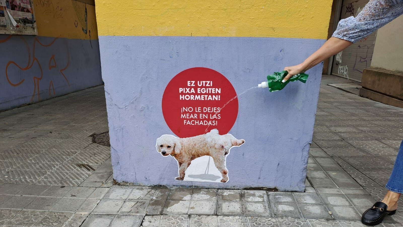 Botellas "Pipí-Perros" para evitar daños en las fachadas de Getxo