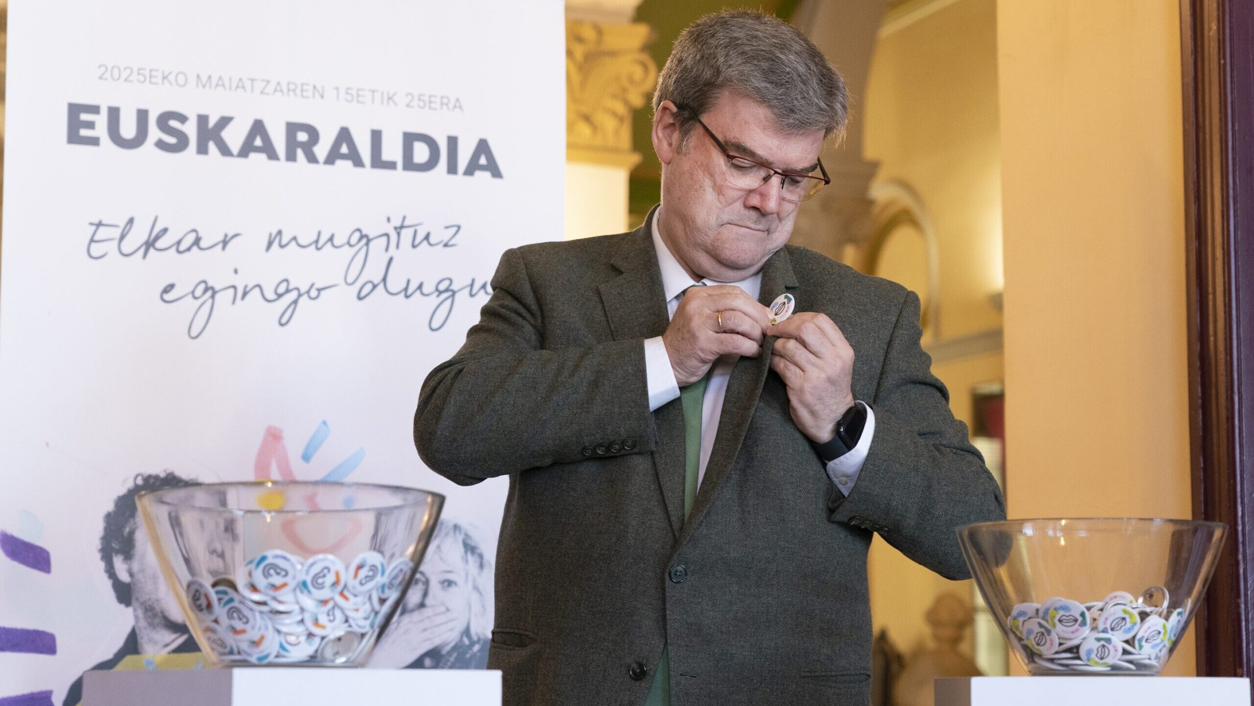 El alcalde de Bilbao se suma al Euskaraldia con la chapa 'Ahobizi'