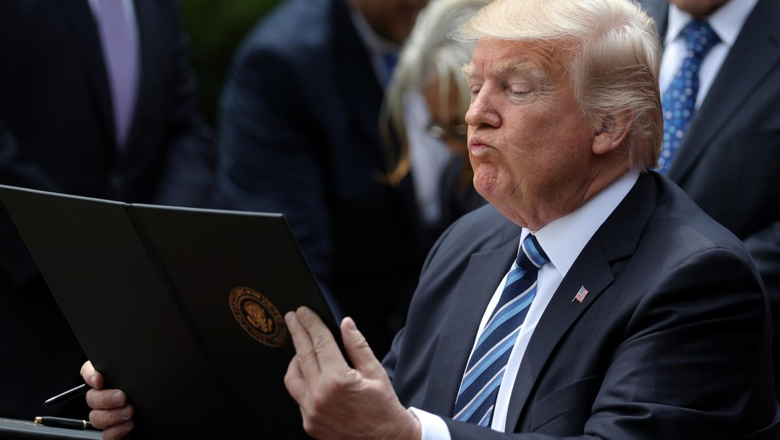 Esperanza en que Trump sea más tonto que malo